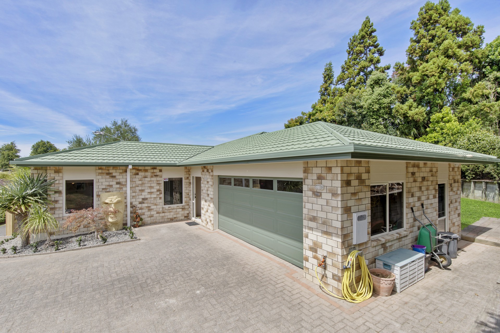 Warm and Spacious in Autumn Place | Arizto