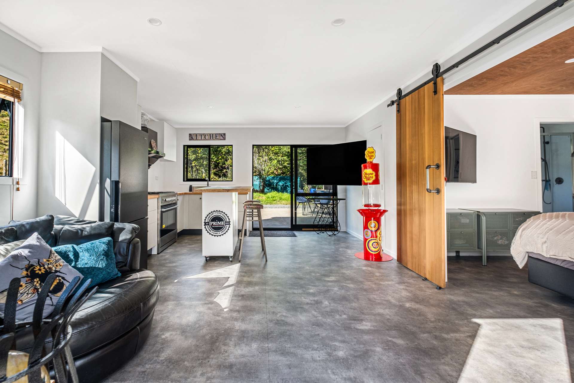 Bring Your Offer - Vendors Relocating Overseas! | Arizto