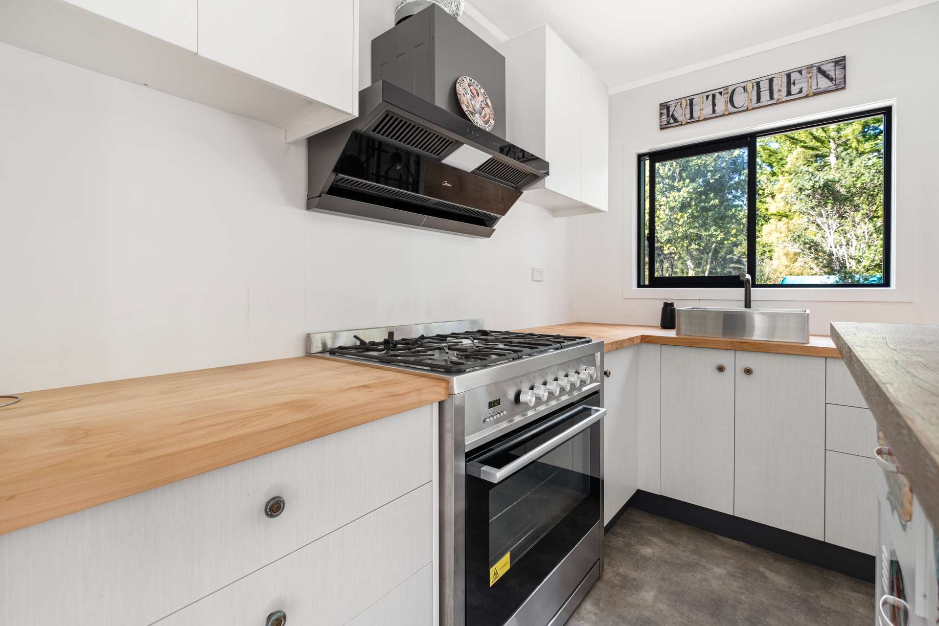 Bring Your Offer - Vendors Relocating Overseas! | Arizto